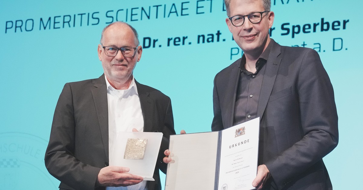 Auszeichnung für Ex-THD-Präsident Peter Sperber | Oldiewelle Niederbayern